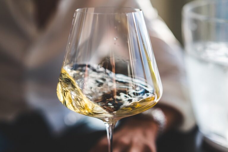 Complete Low Histamine Alcohol Guide (+ Best Mixers)